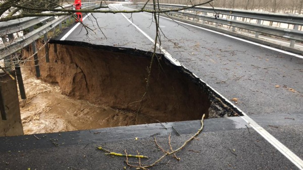 Intense rainfall by Storm Gloria results in HUGE sinkhole appearing in ...